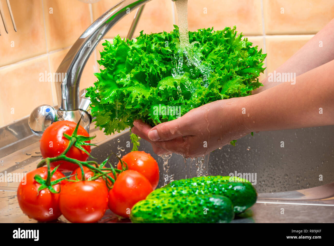 Wash vegetables female hands hi-res stock photography and images - Alamy