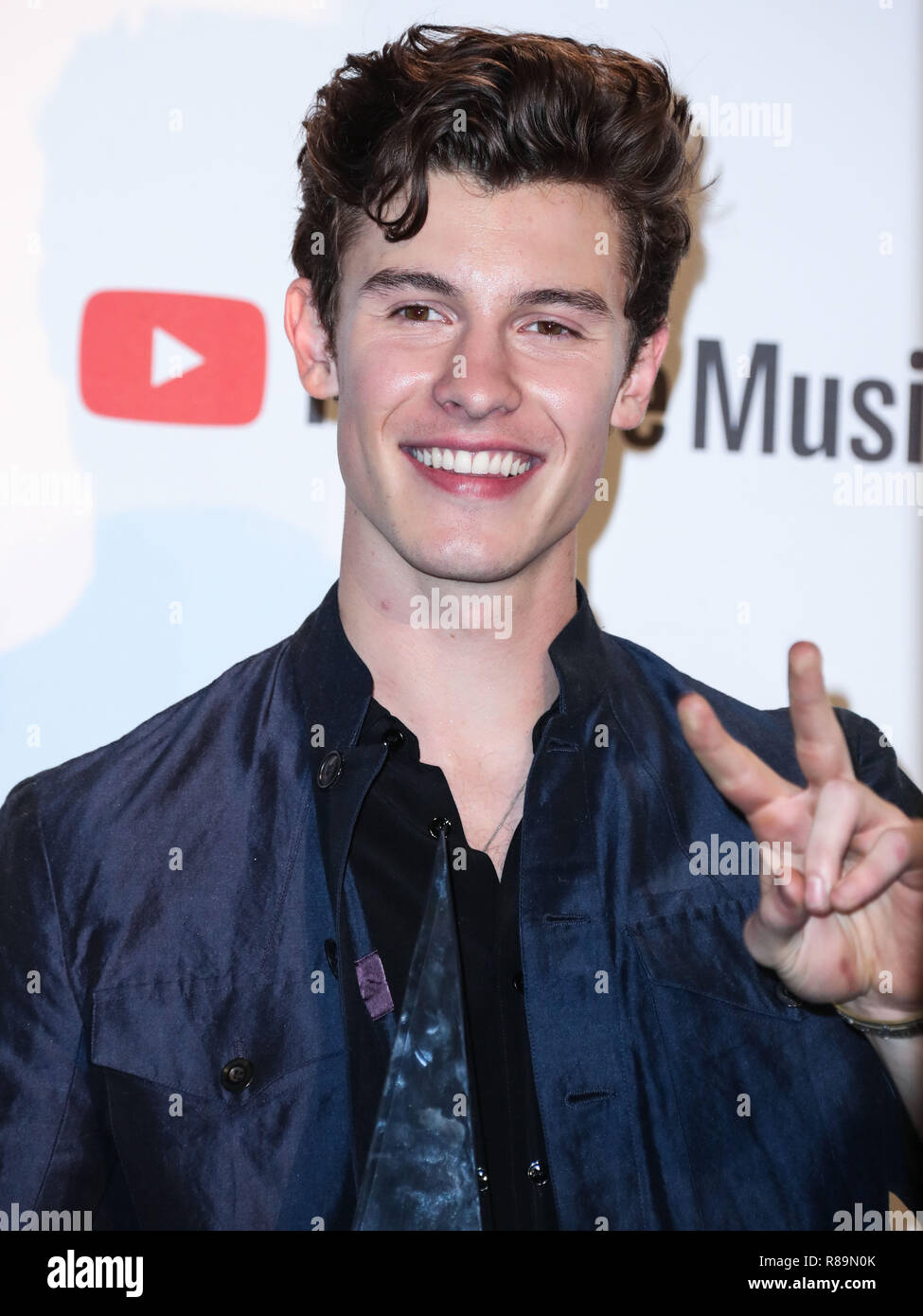 LOS ANGELES, CA, USA - OCTOBER 09: Shawn Mendes in the press room at ...
