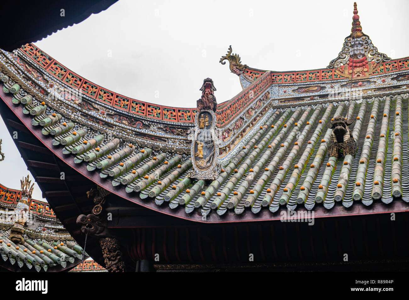 Roof line decoration, Guild Hall,Chongquing,China Stock Photo - Alamy