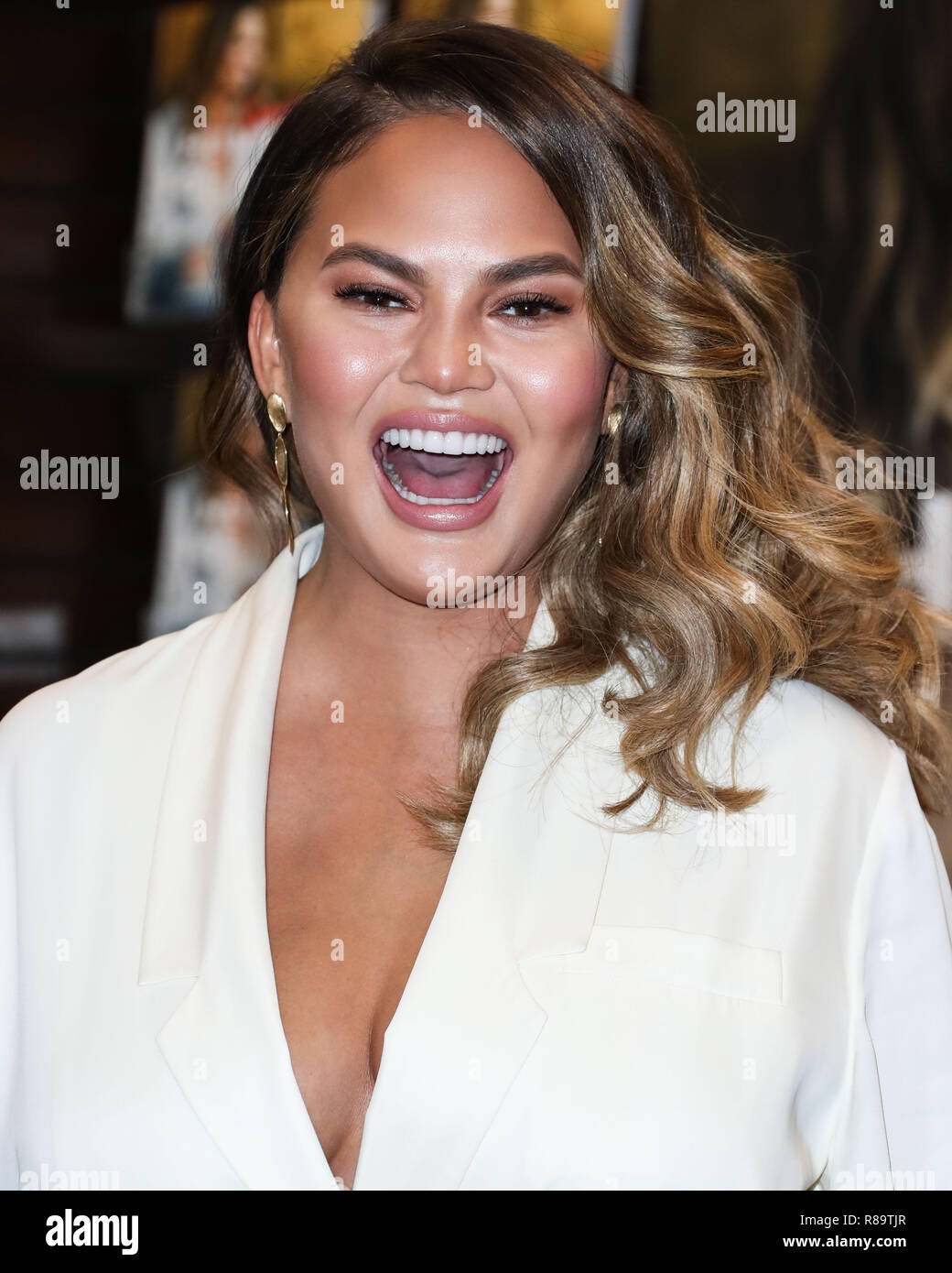 LOS ANGELES, CA, USA - SEPTEMBER 26: Model Chrissy Teigen wearing ...