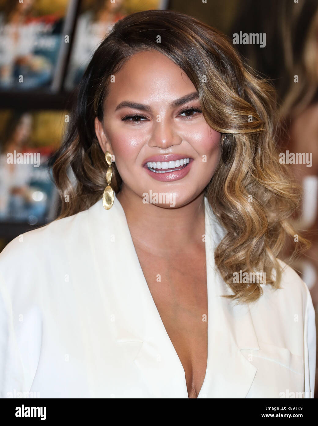 LOS ANGELES, CA, USA - SEPTEMBER 26: Model Chrissy Teigen wearing ...