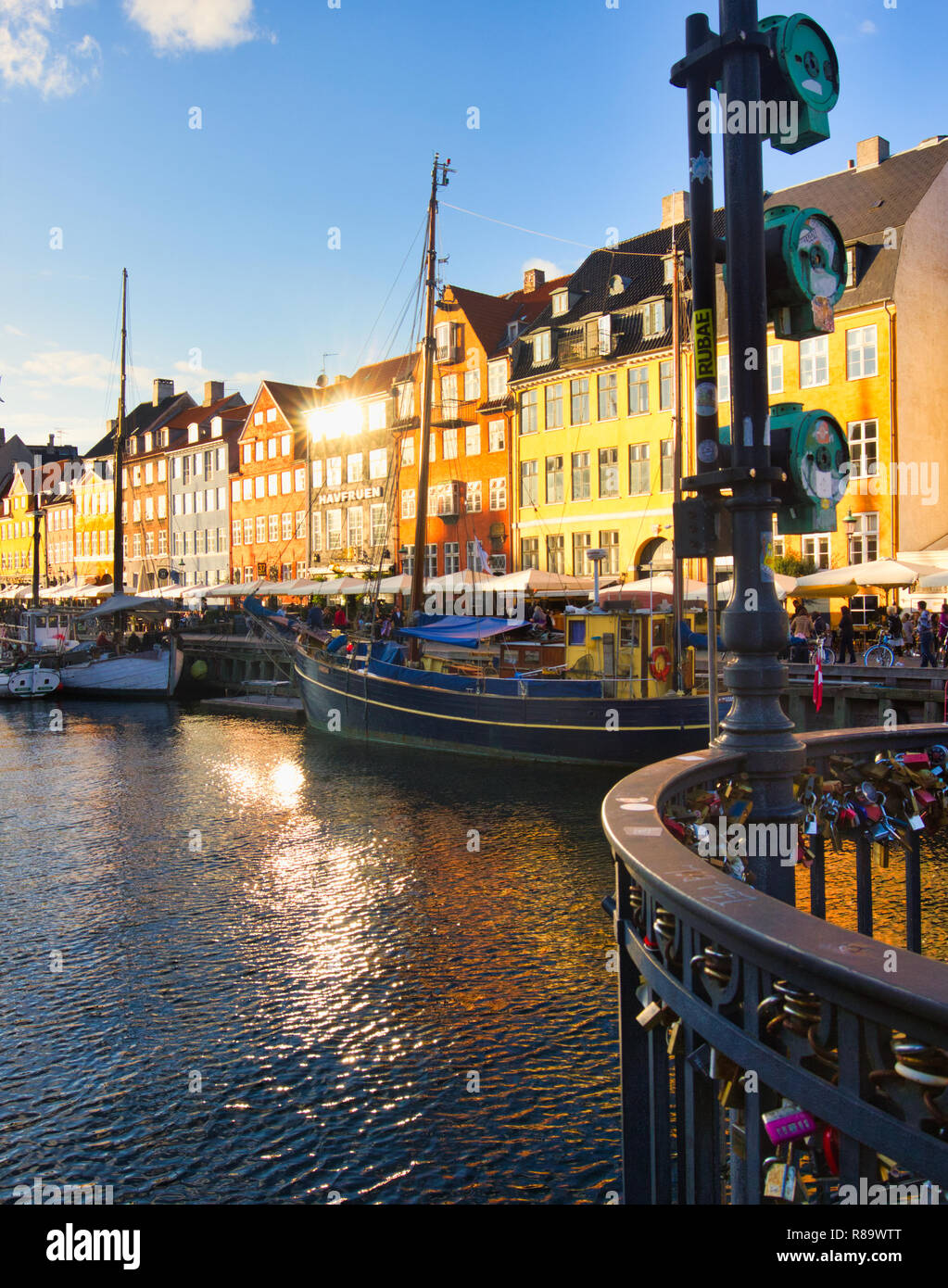Nyhavn Canal and brightly coloured townhouses, Nyhavn, Copenhagen ...