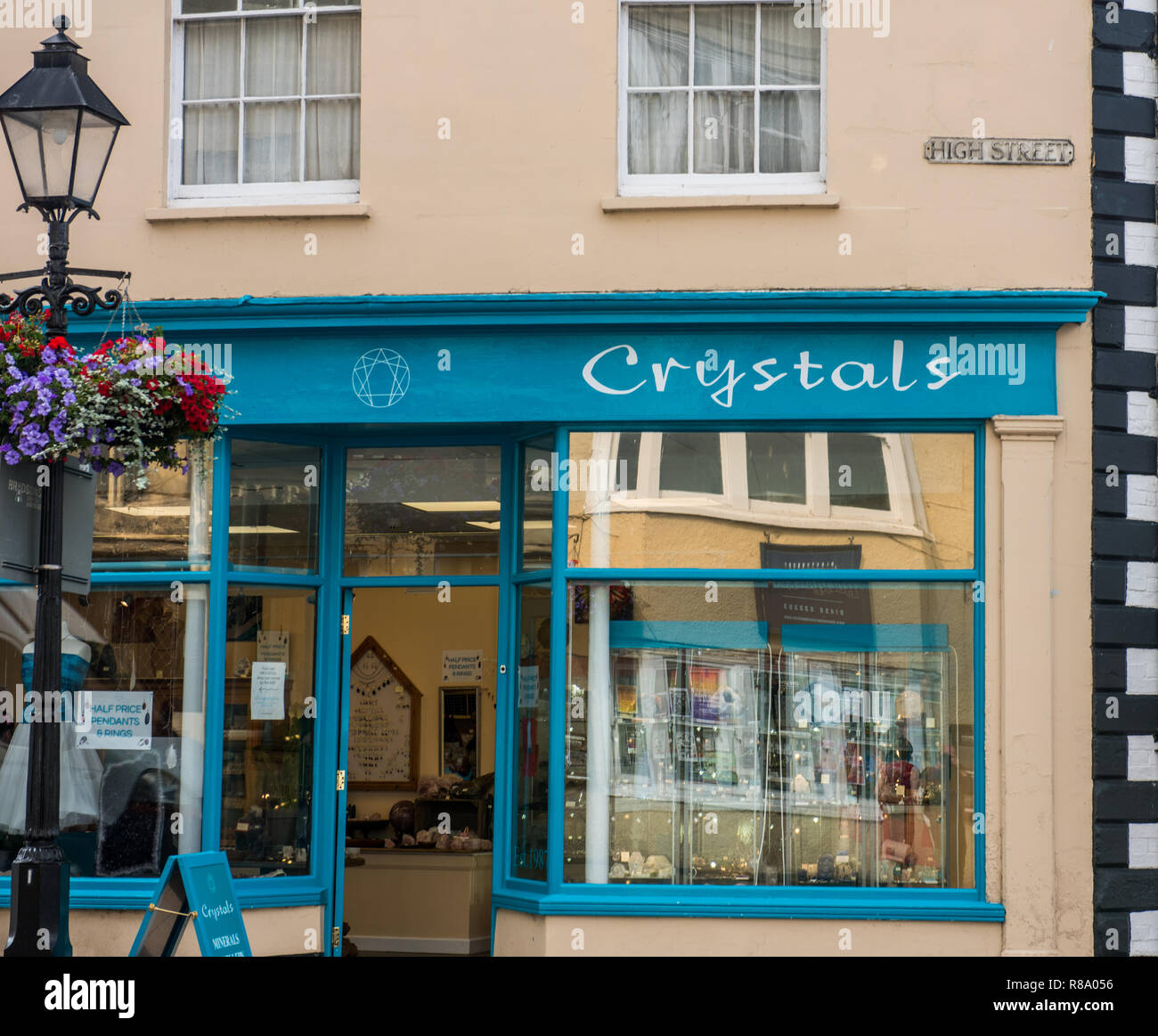 Front crystal shop hi-res stock photography and images - Alamy