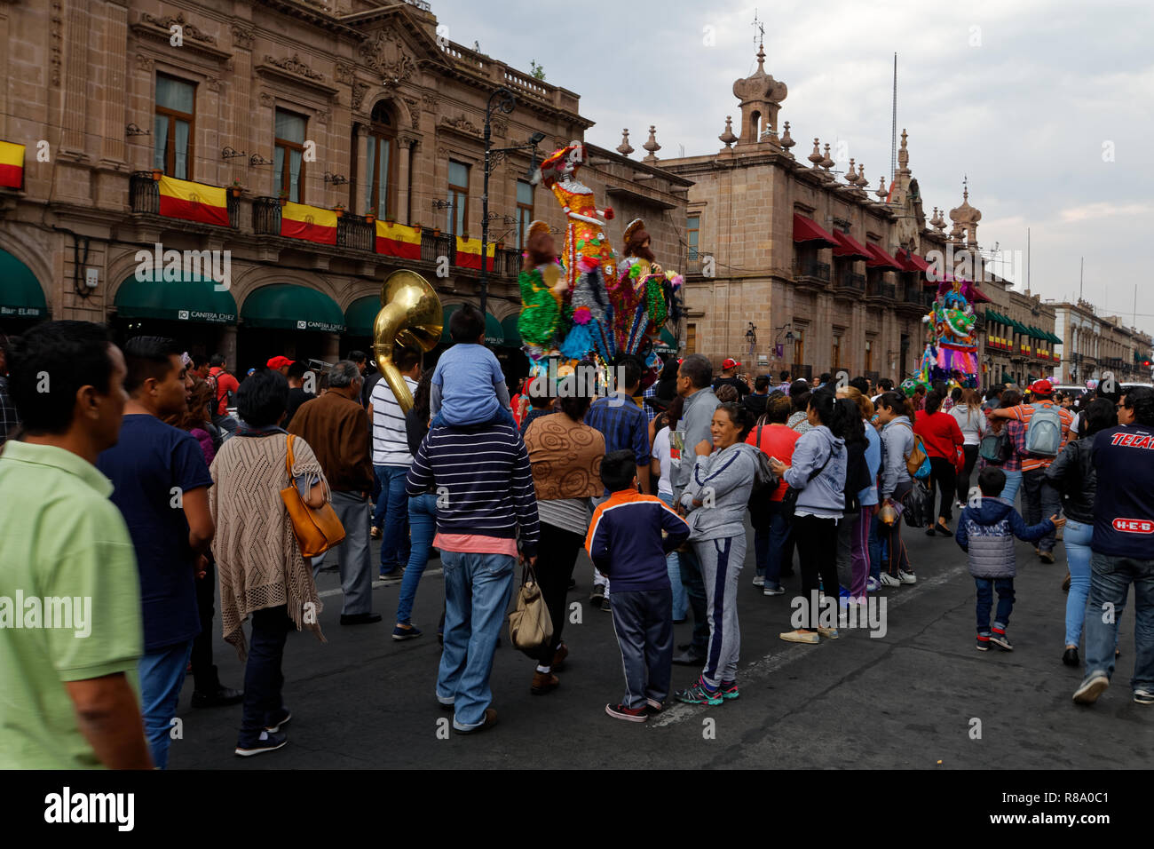 Cinco de mayo parade hi-res stock photography and images - Alamy
