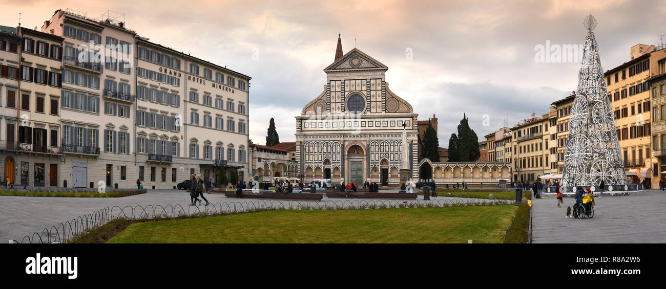 Florence, December 2018: Tourists and Christmas tree in the square of ...