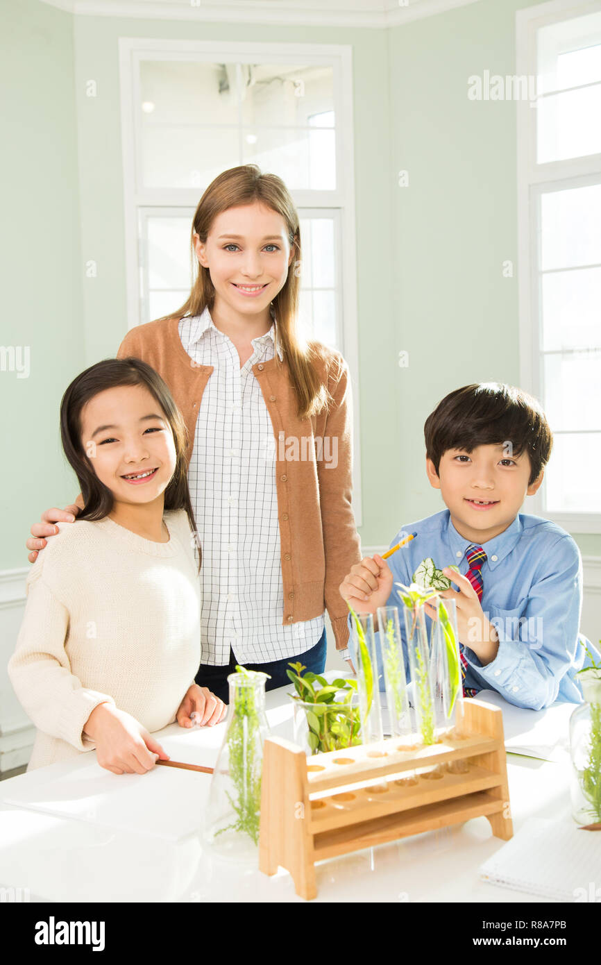 Biology students plant classroom hi-res stock photography and images ...