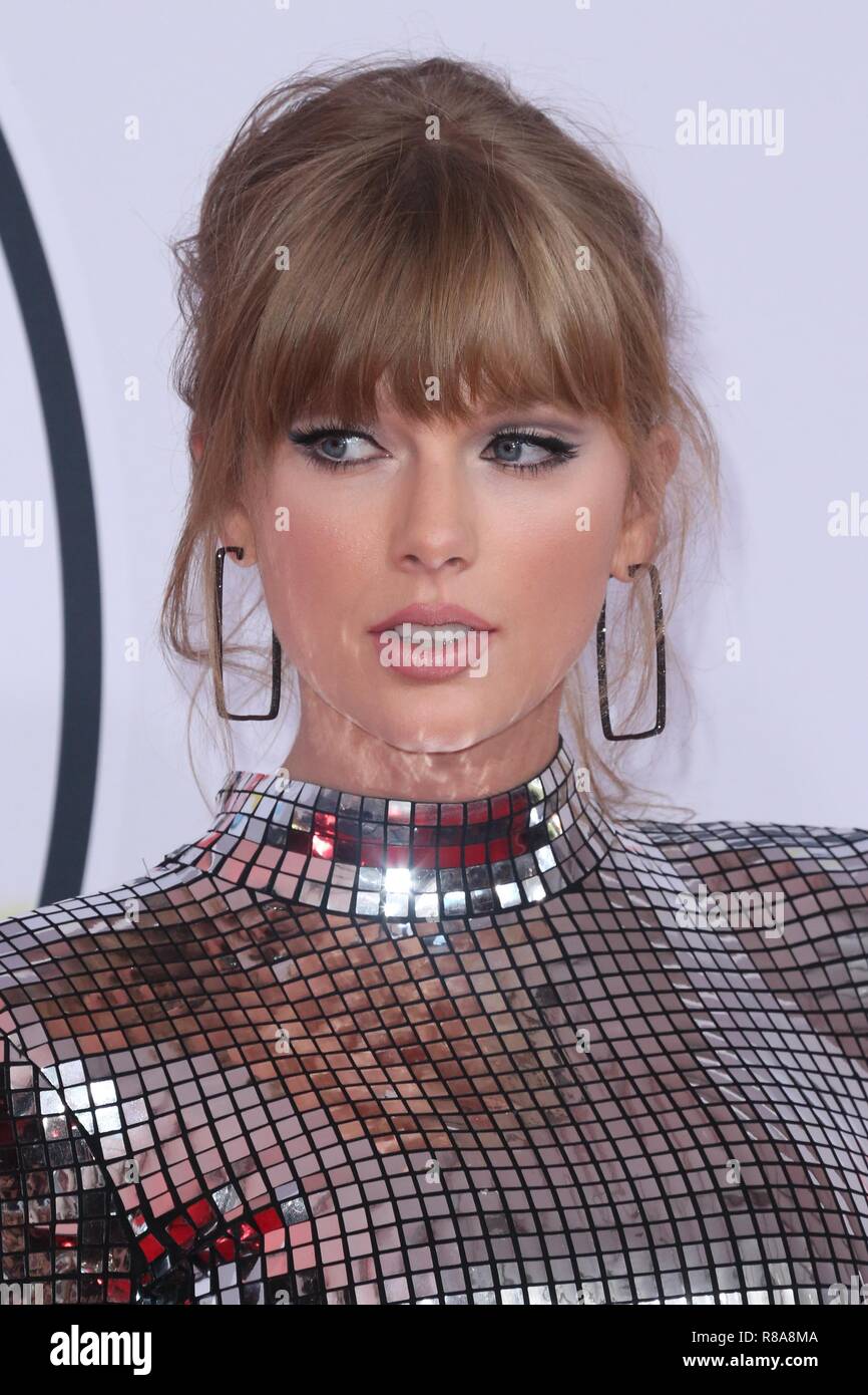 LOS ANGELES, CA, USA - OCTOBER 09: Singer Taylor Swift wearing a ...