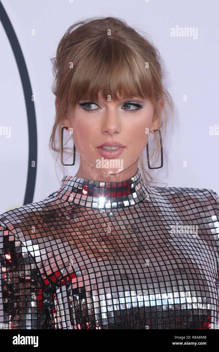 LOS ANGELES, CA, USA - OCTOBER 09: Singer Taylor Swift wearing a ...