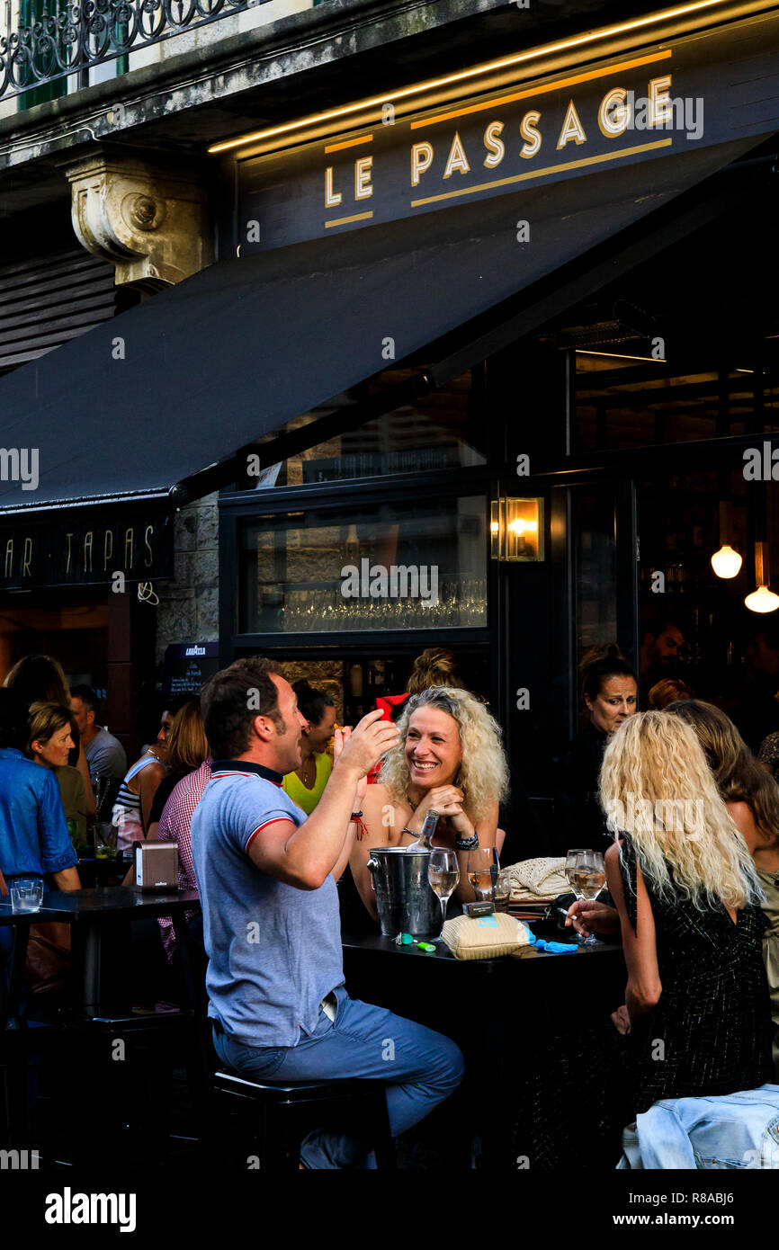 Nightlife bar hi-res stock photography and images - Alamy