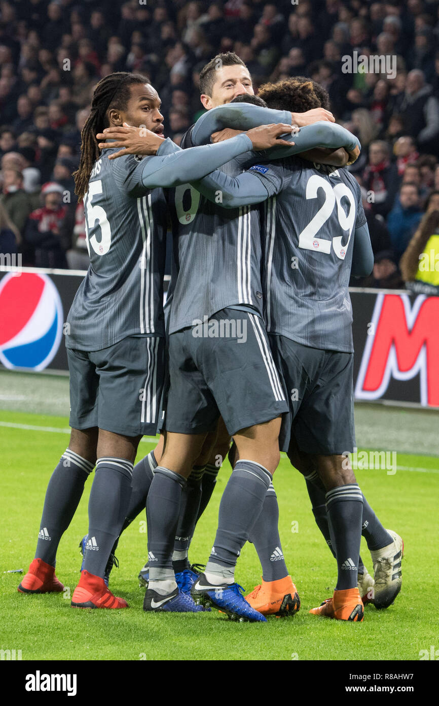 Soccer players cheering portrait hi-res stock photography and images ...
