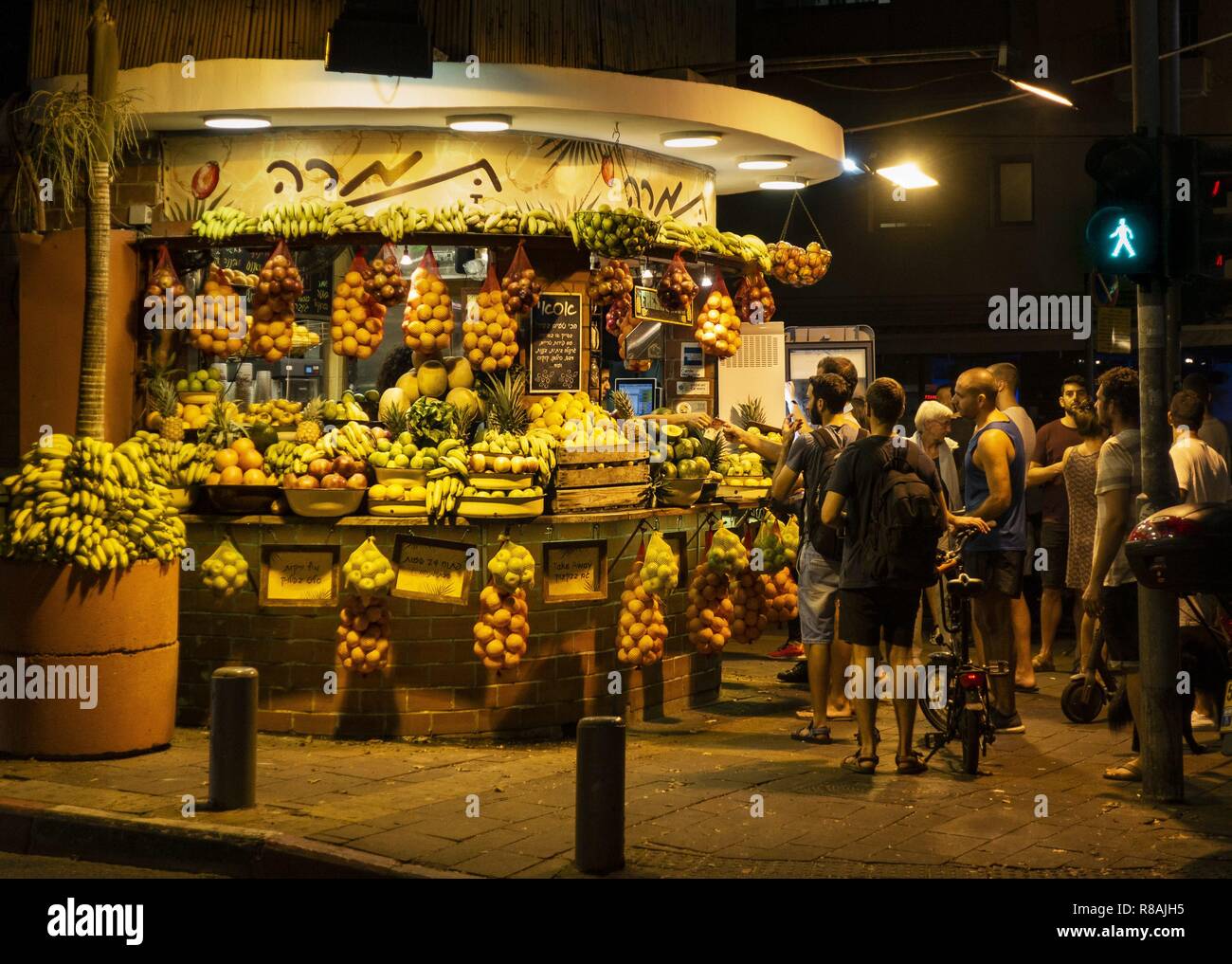 Israel tel aviv fruit juice stall hi-res stock photography and images ...