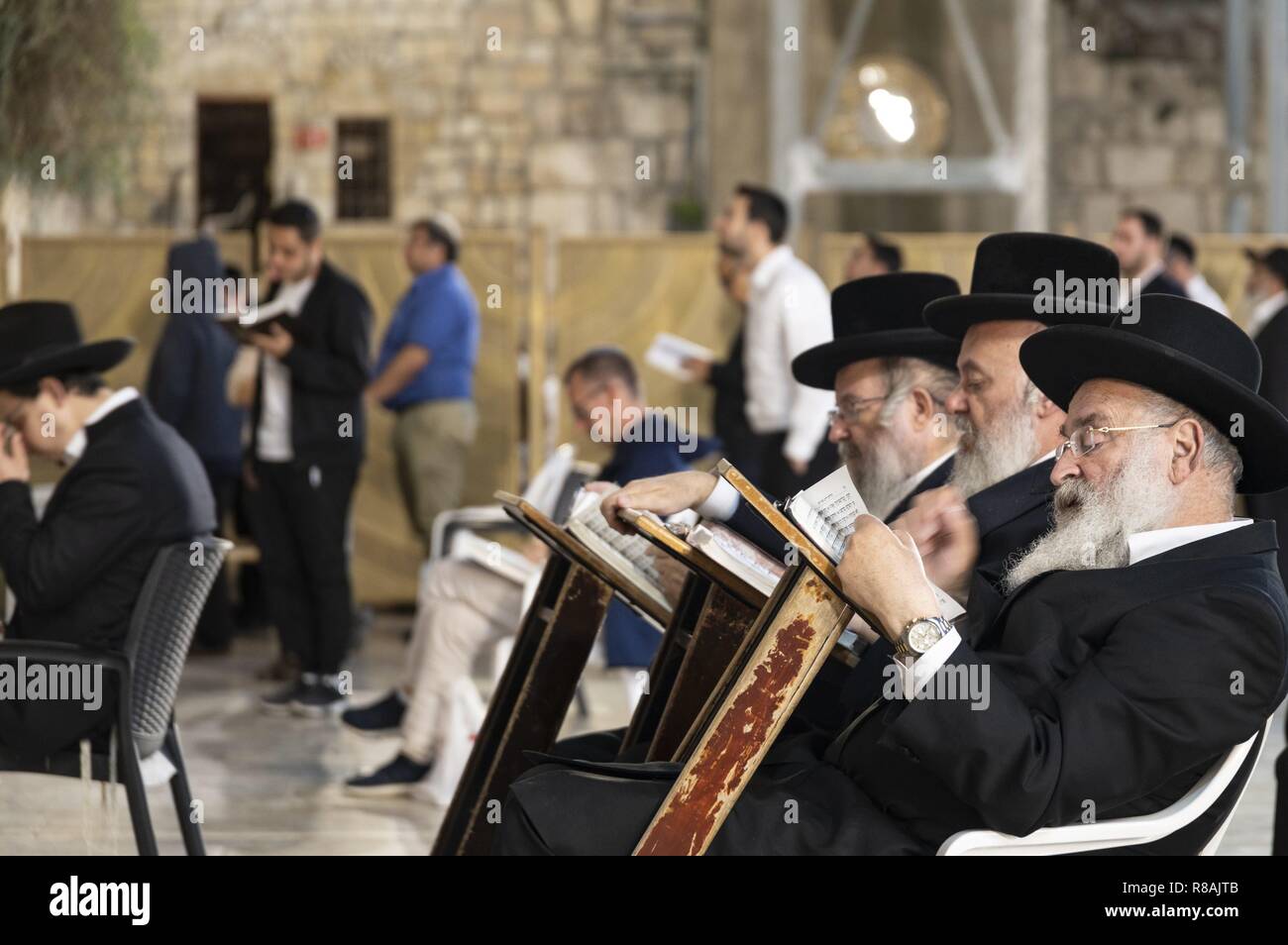 Jerusalem, Israel. 29th Oct, 2018. Orthodox Jews pray before the ...