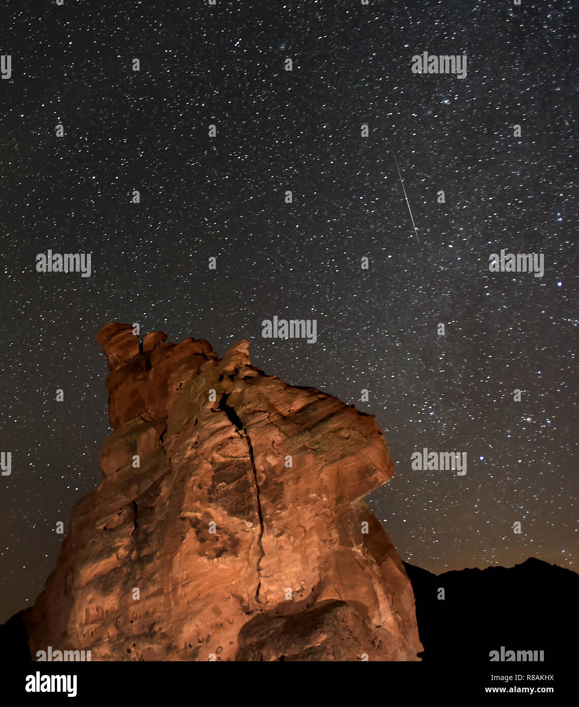 Las Vegas, Nevada, USA. 14th Dec, 2018. A Geminid meteor streaks across ...
