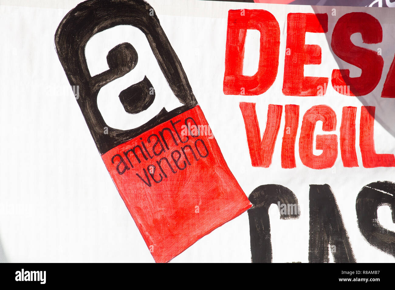 Madrid, Spain. 14th Dec, 2018. A banner saying Asbestos is a poison ...
