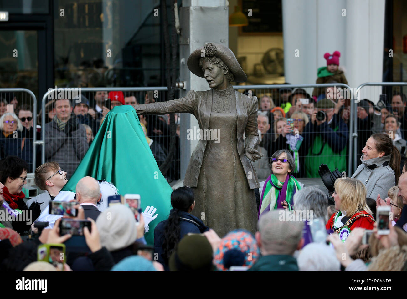 Emmeline pankhurst sculpture hi-res stock photography and images - Alamy