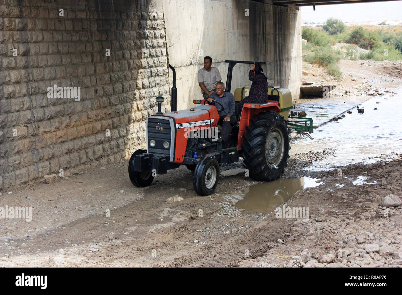 Hamadan, Iran. 16th Oct, 2018. Iran - Tractor crossing a river bridge ...