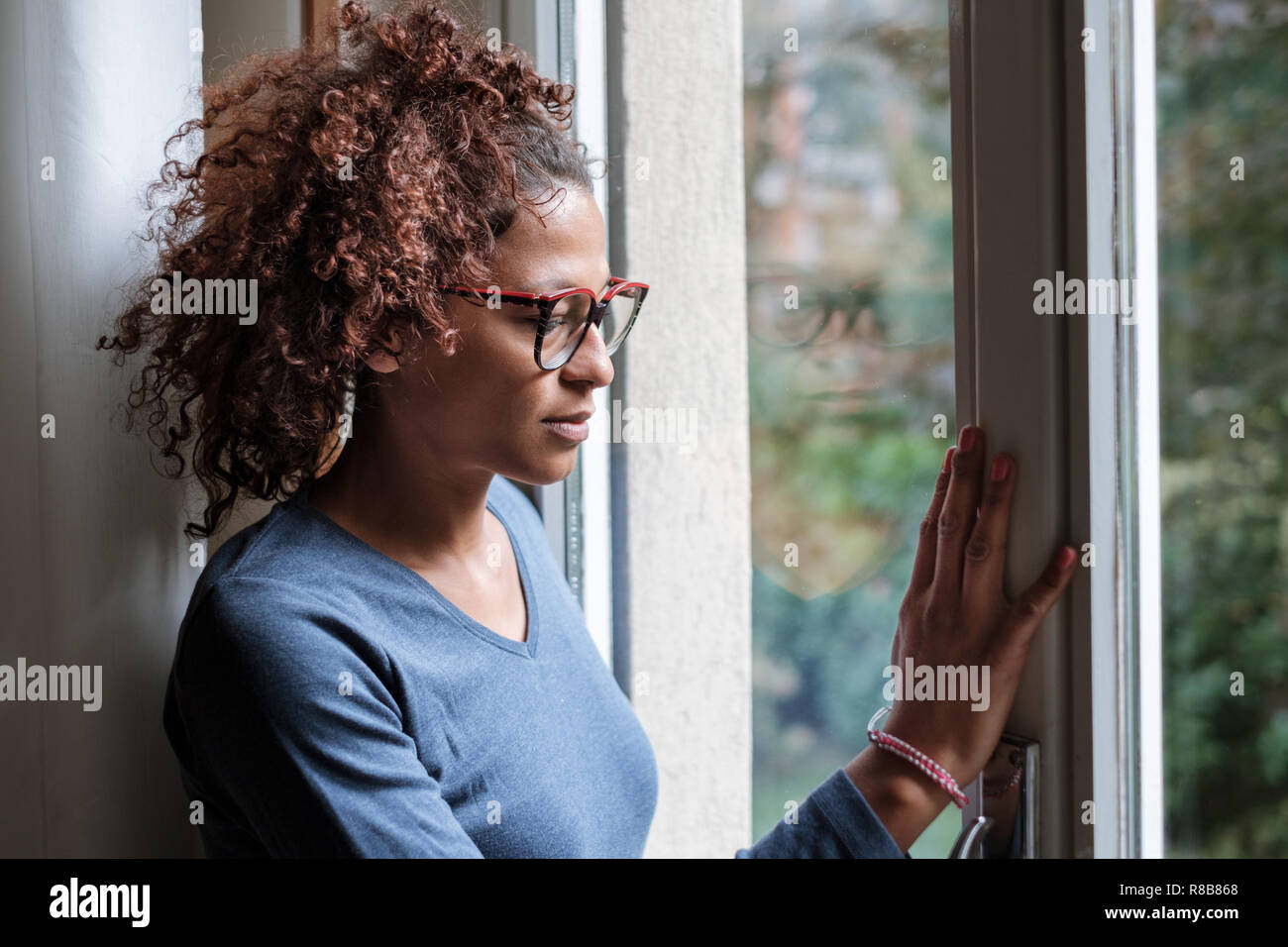 African american girl sad hi-res stock photography and images - Alamy