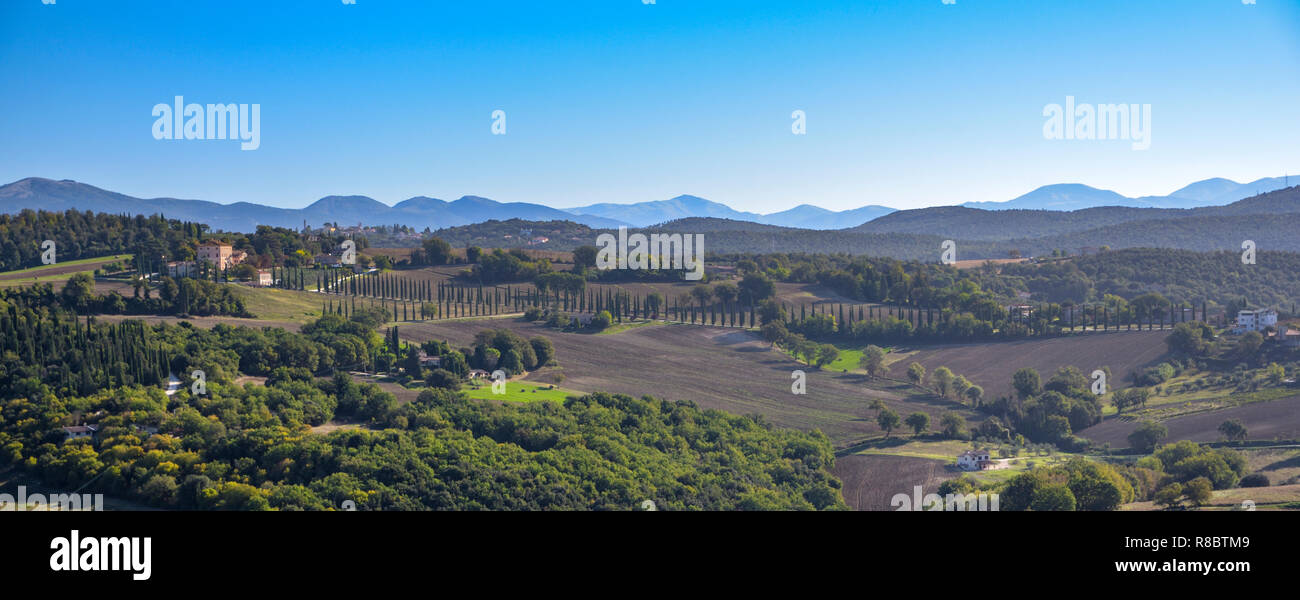 View of the characteristic Italian countryside. Rural scene in ...