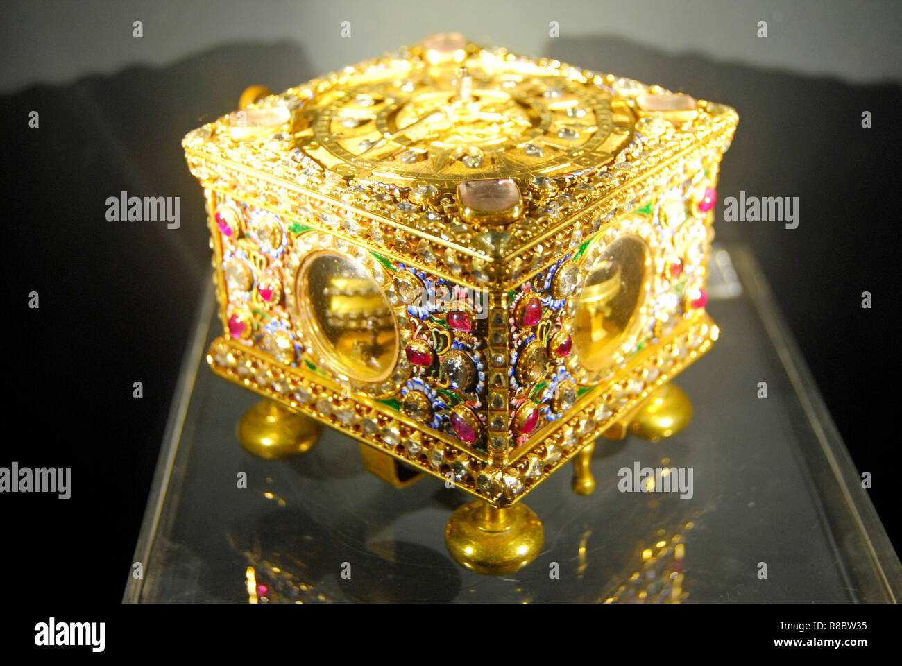 Emerald and ruby clock hi-res stock photography and images - Alamy