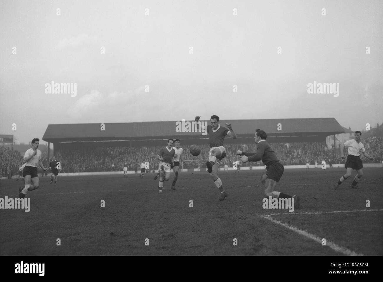 Alan hodgkinson sheffield united goalkeeper in action hi-res stock ...