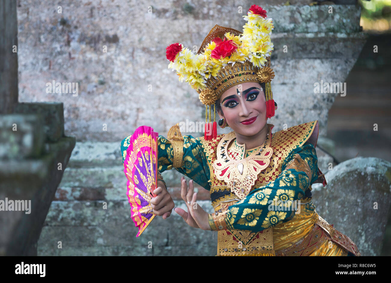 balinese dancer posing for the camera Stock Photo - Alamy