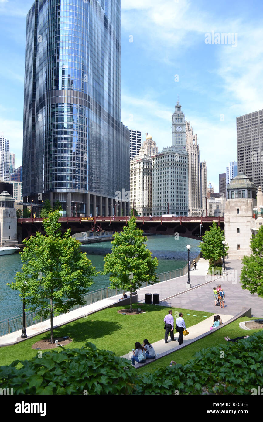 Chicago riverwalk river trump tower hi-res stock photography and images ...