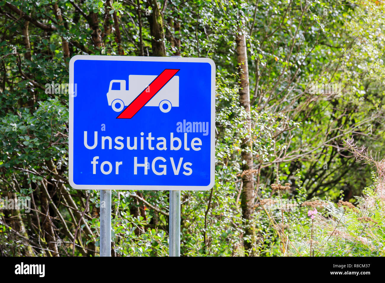 Warning sign of road unsuitable for hgv hi-res stock photography and ...
