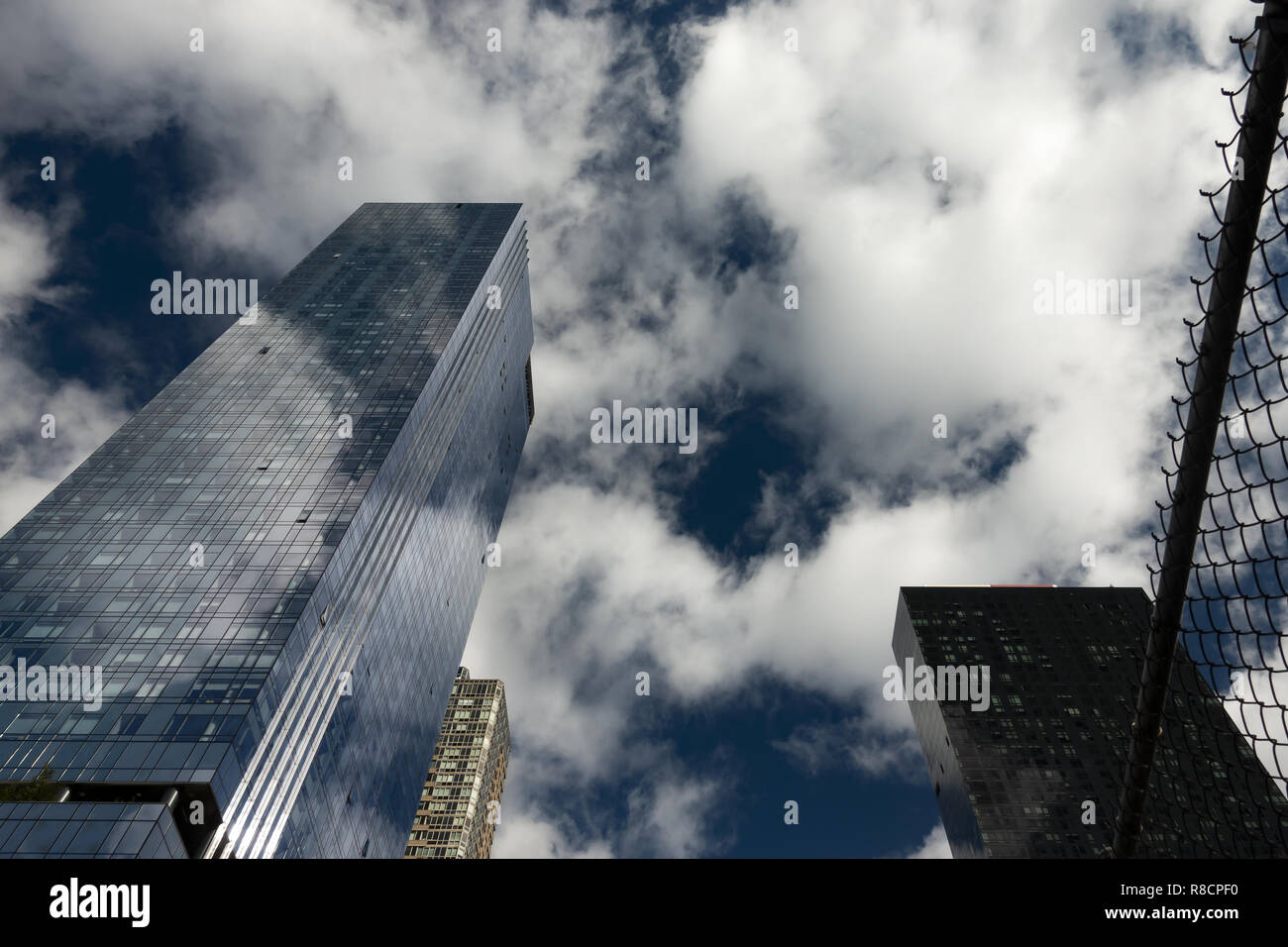 Skyscraper facade with the sky and clouds reflected on the windows ...