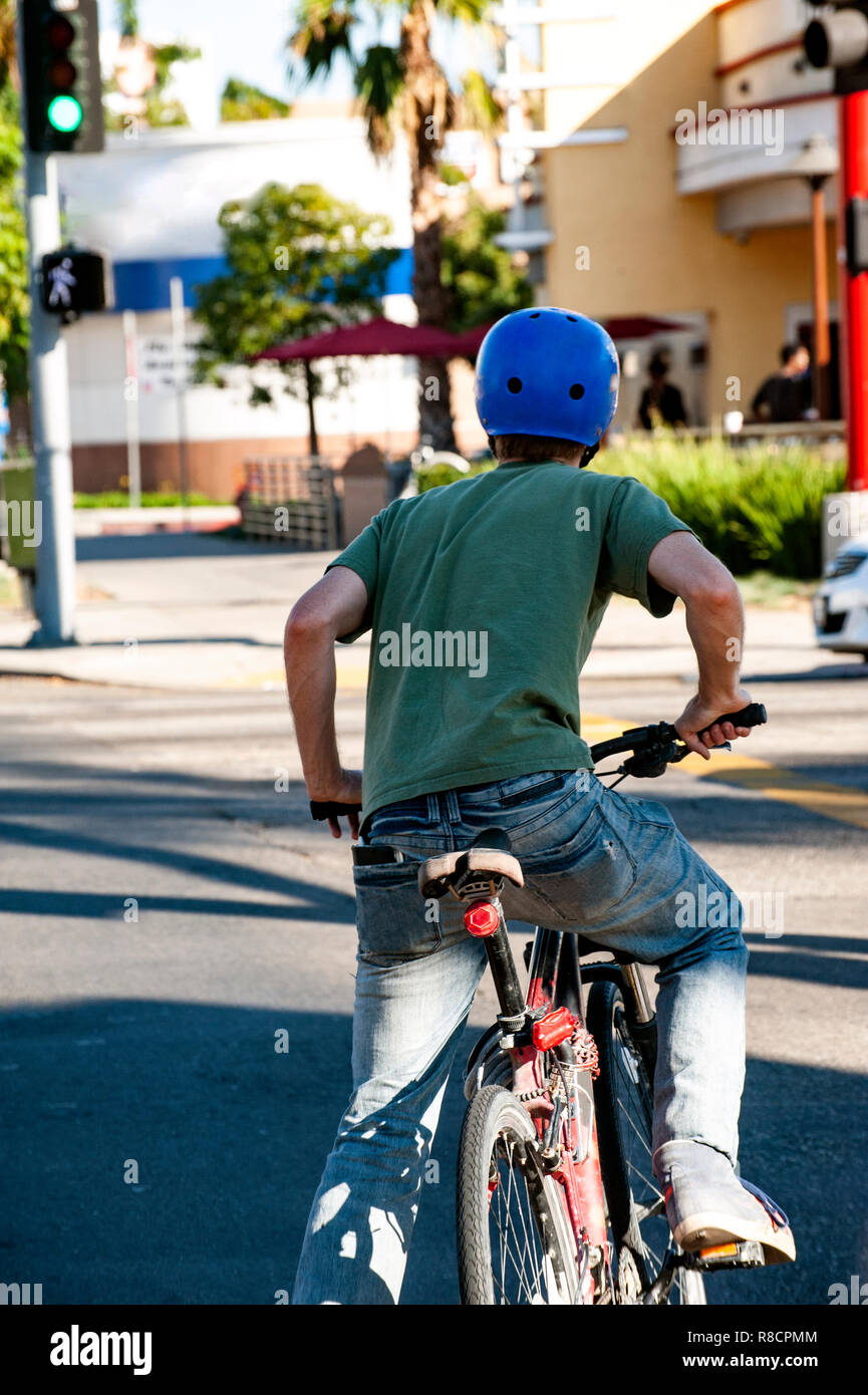 Teen riding his mountain-bike in the city Stock Photo - Alamy