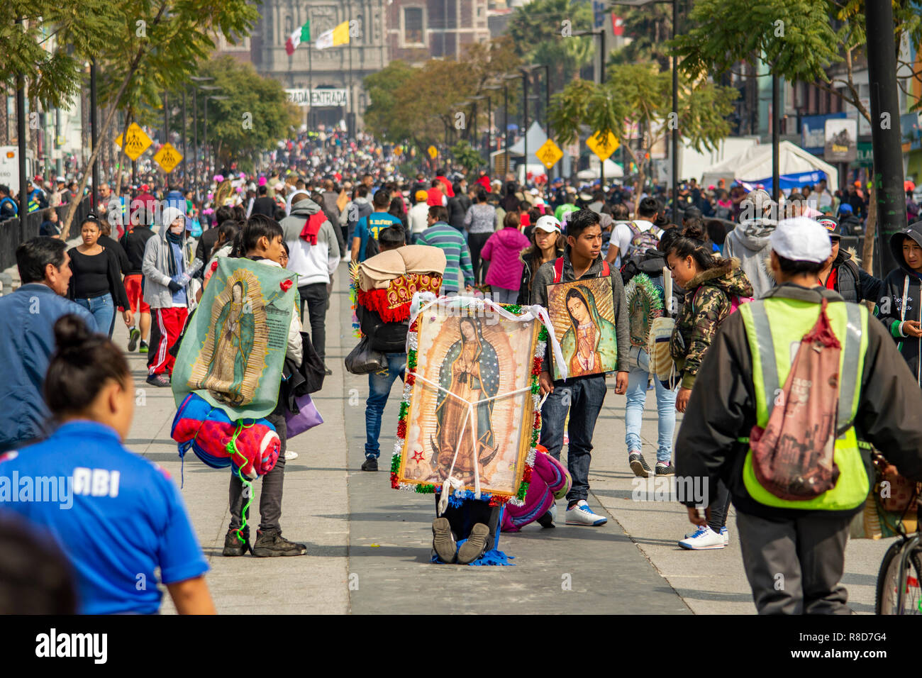 Pilgrims making their way to the Basilica of Our Lady of Guadalupe in ...
