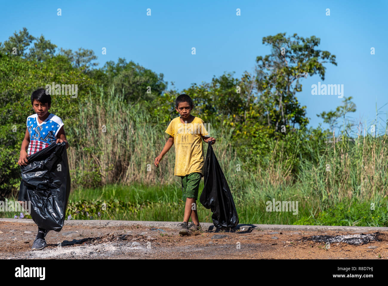 Children picking up trash hi-res stock photography and images - Alamy