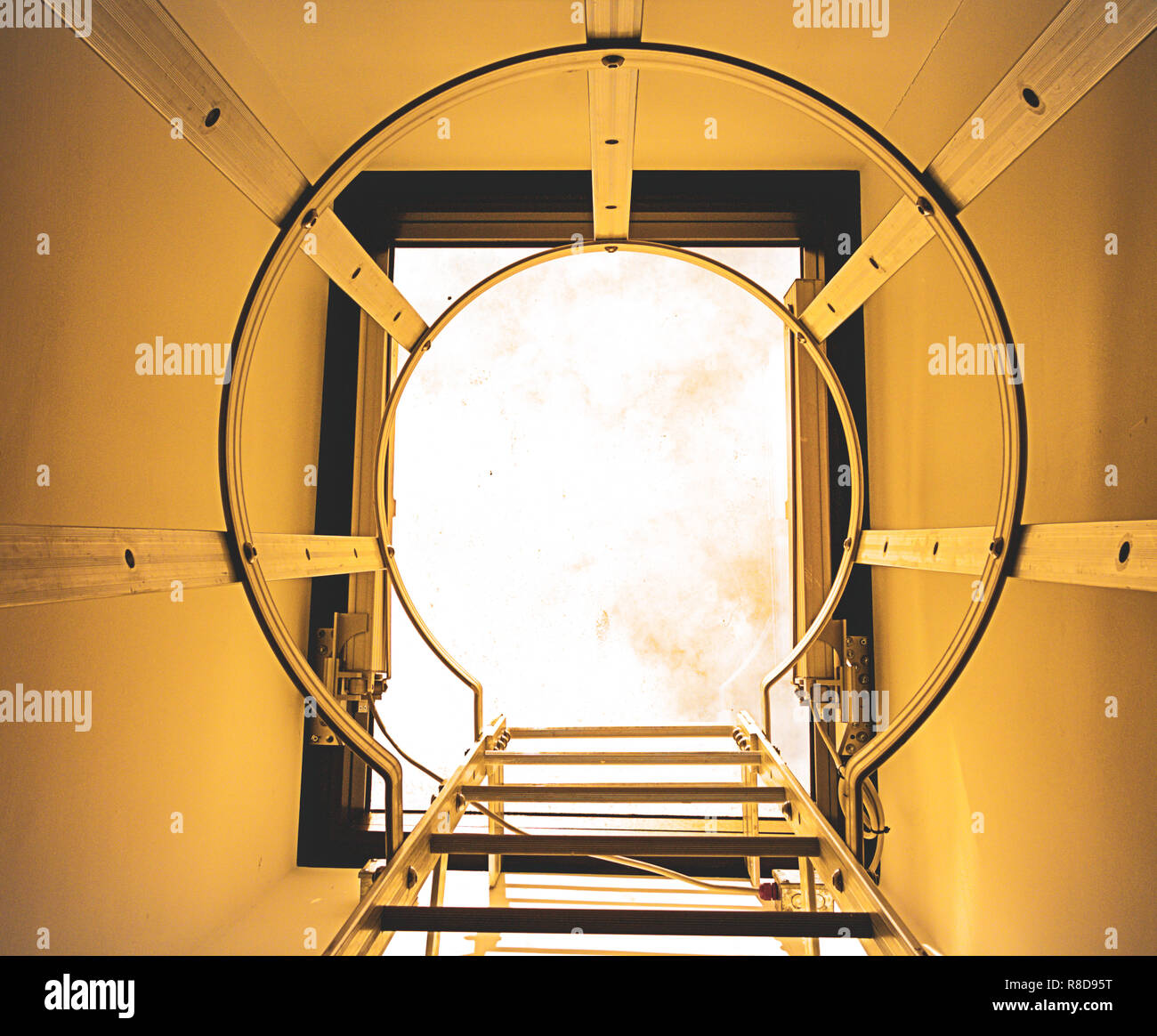 Fire escape to roof hi-res stock photography and images - Alamy