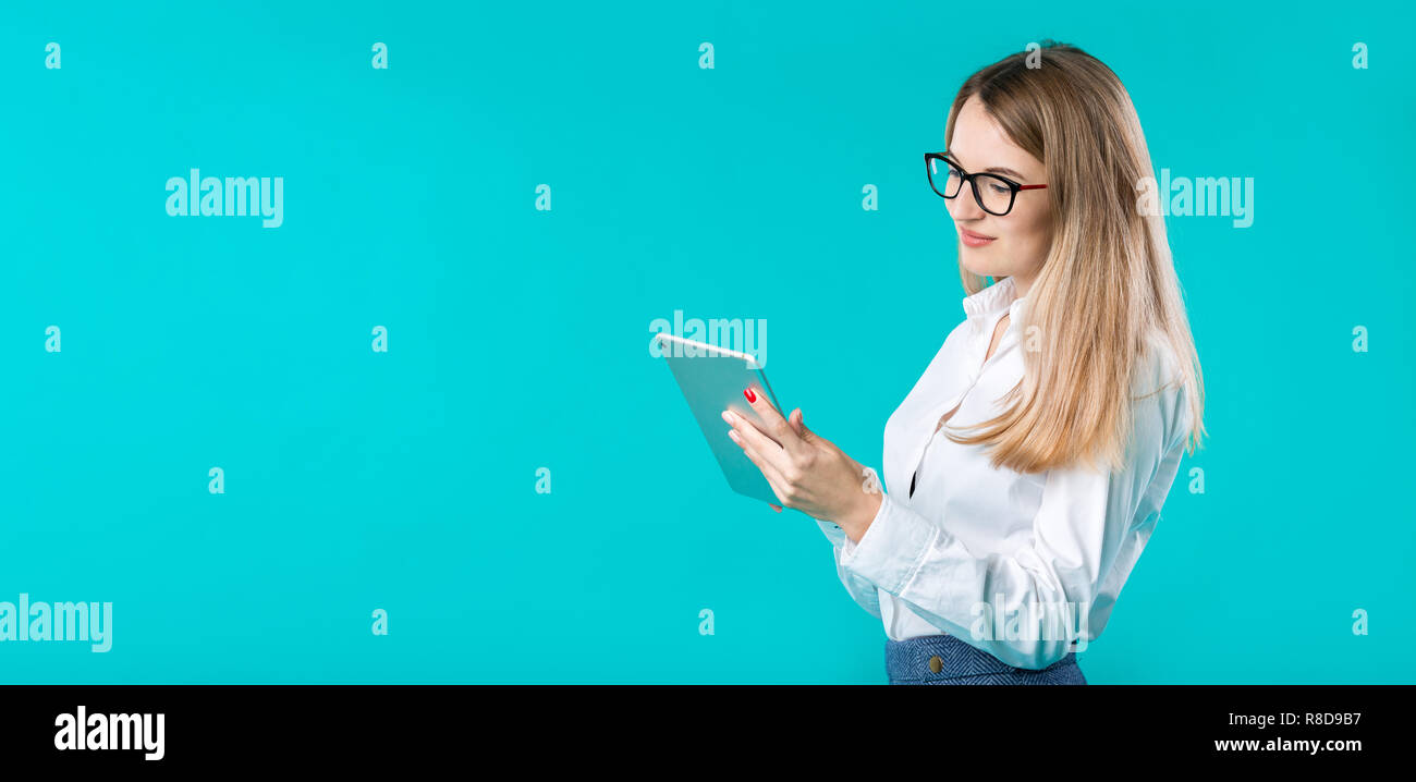 Portrait young caucasian woman worker teacher trainer mentoring in ...