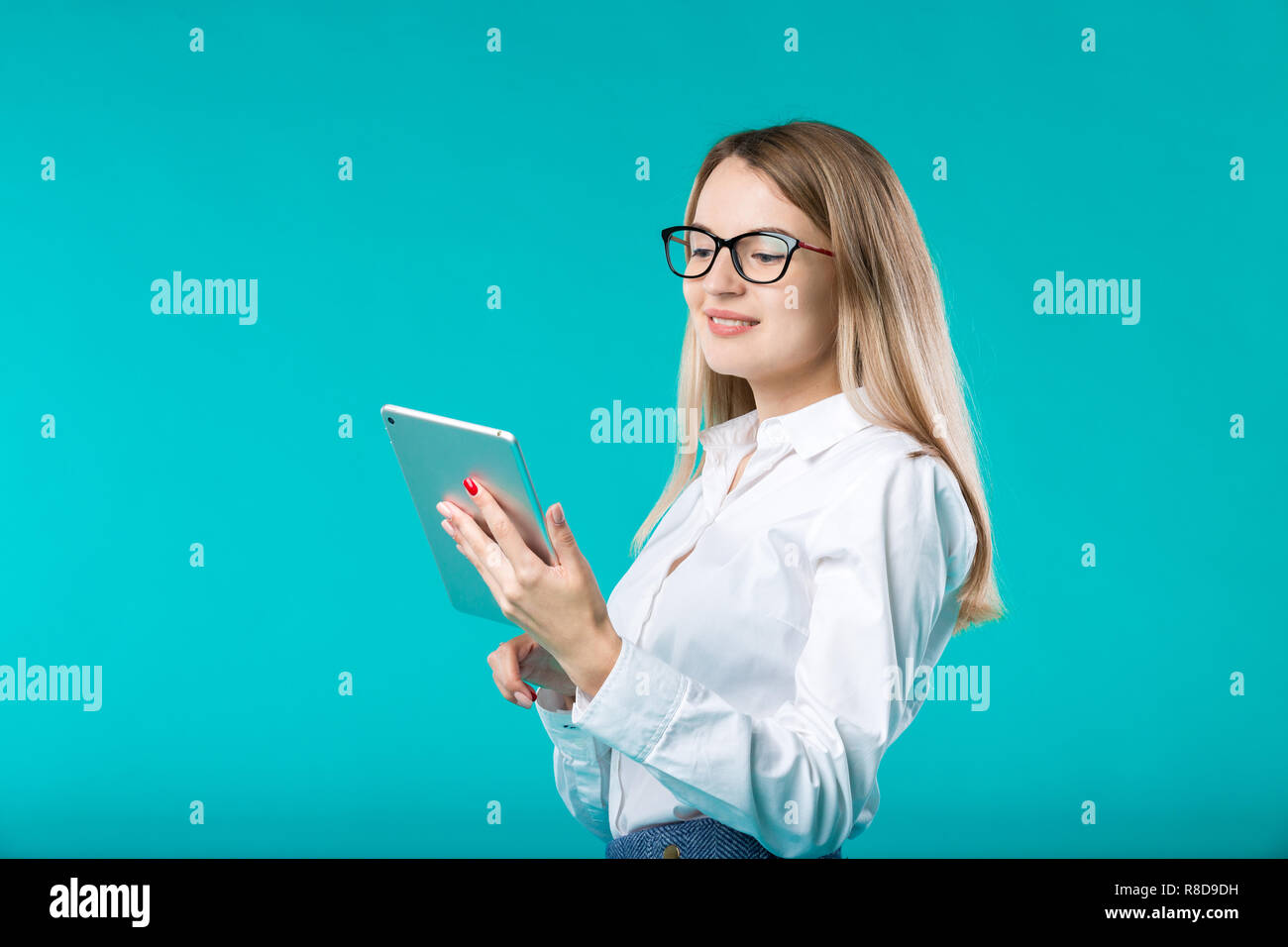Portrait young caucasian woman worker teacher trainer mentoring in ...