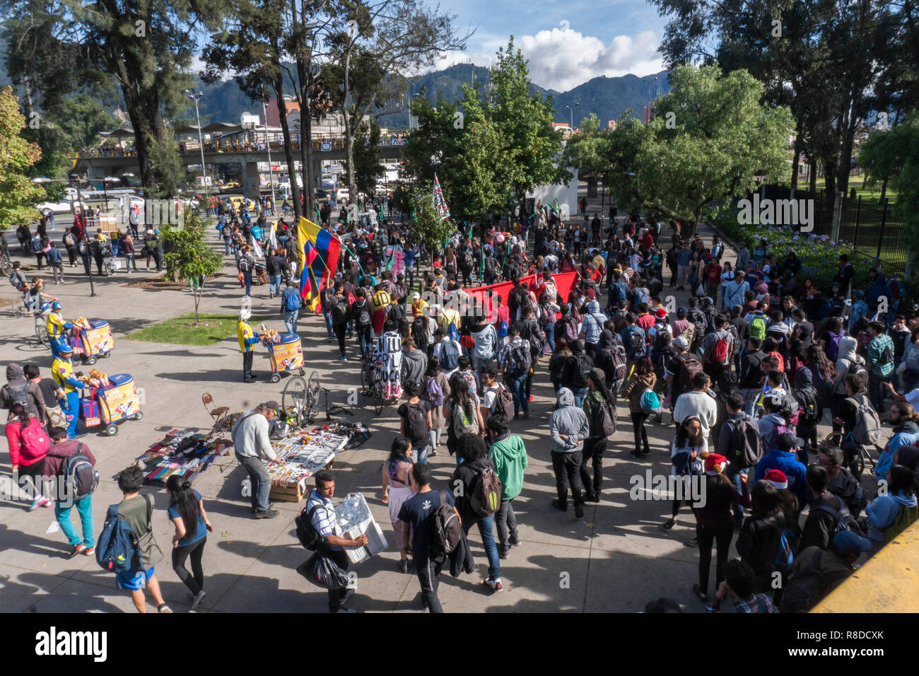 Hundreds of students hi-res stock photography and images - Alamy