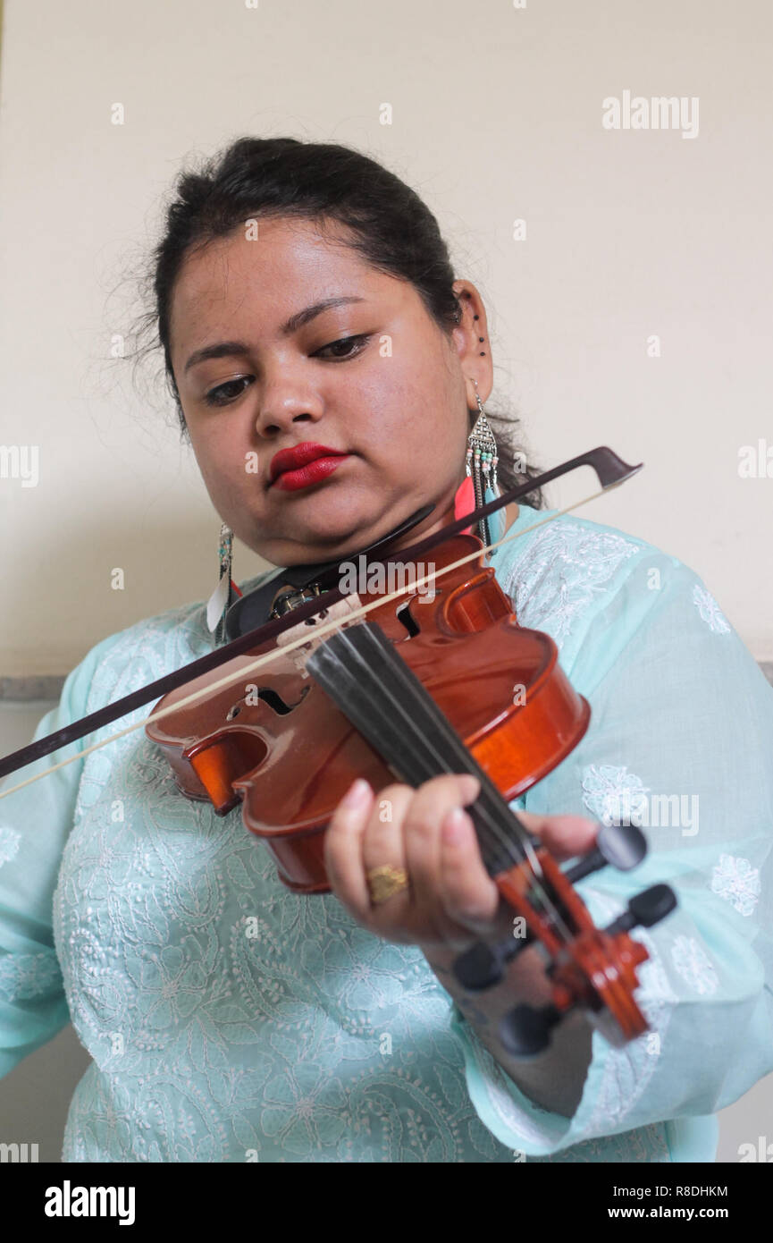 Asian girl playing violin hi-res stock photography and images - Alamy