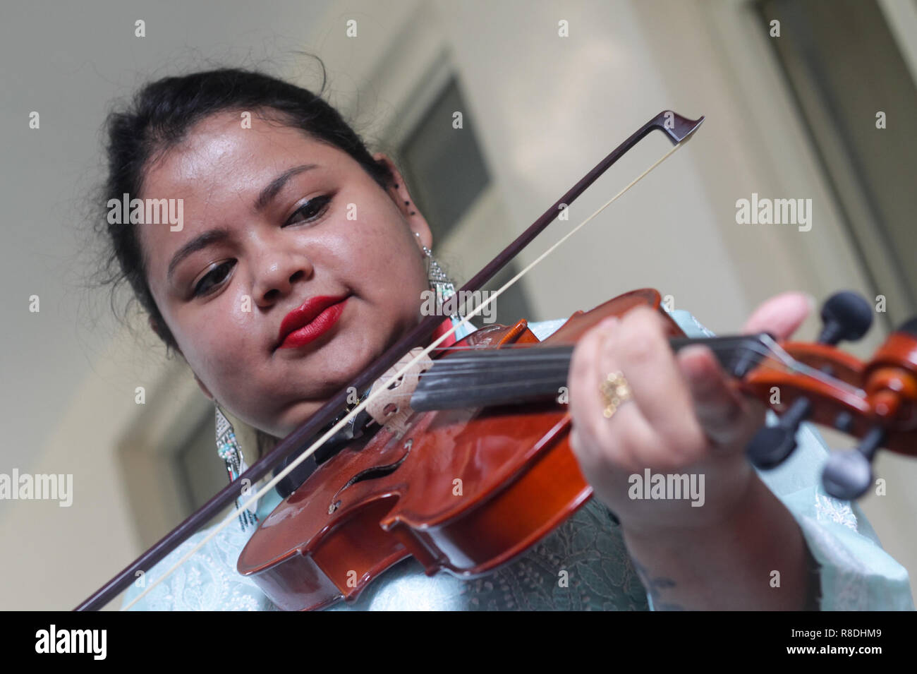 Indian girl playing violin hi-res stock photography and images - Alamy
