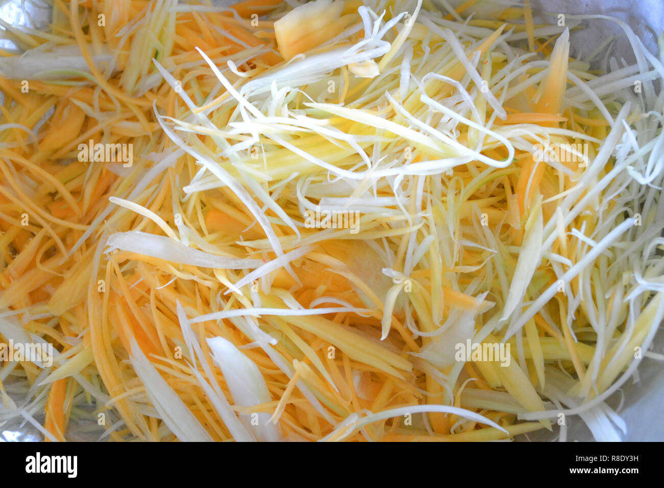 green and yellow papaya sliced ingredients papaya shredded / Make for ...