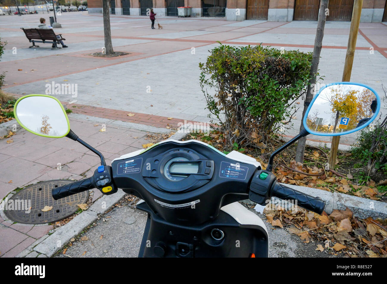 Louer un scooter électrique hi-res stock photography and images - Alamy