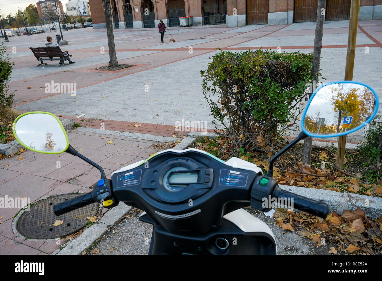 Louer un scooter électrique hi-res stock photography and images - Alamy