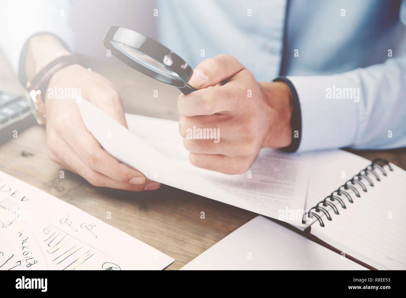 Hand magnifying glass documents hi-res stock photography and images - Alamy