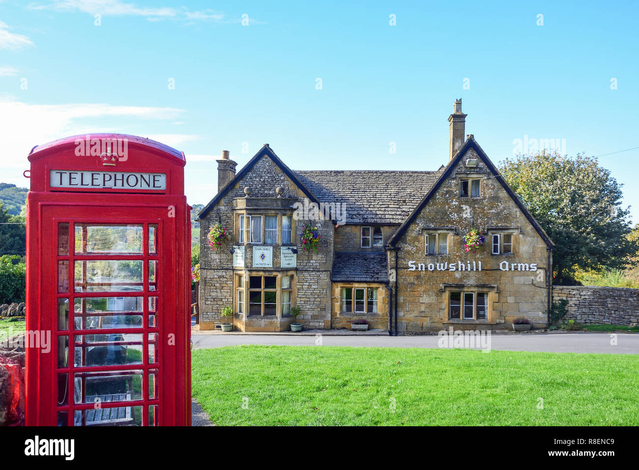 15th century snowshill arms pub exterior historic pub pubs villa hi-res ...