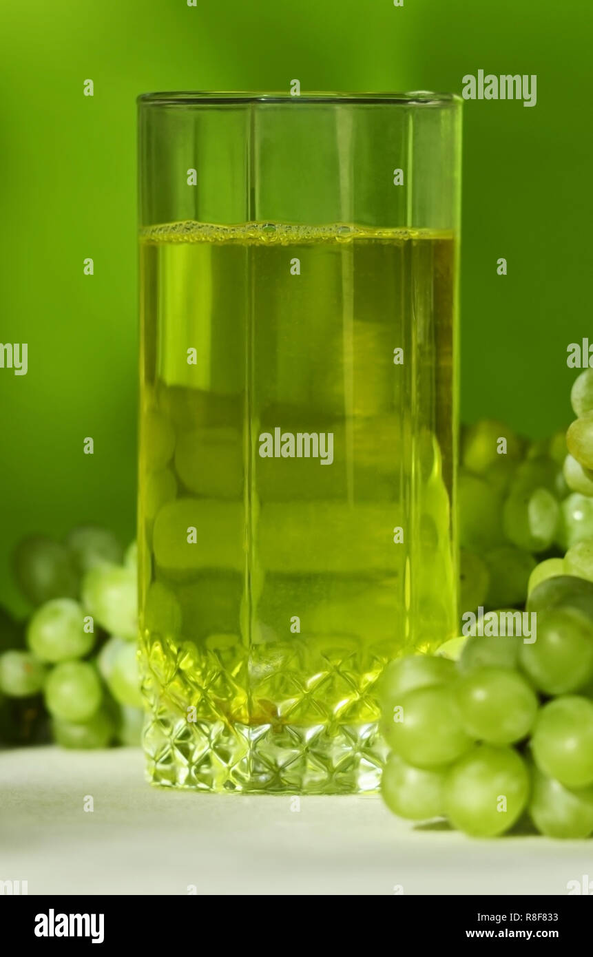 Pile delicious fresh grape bunches hi-res stock photography and images ...