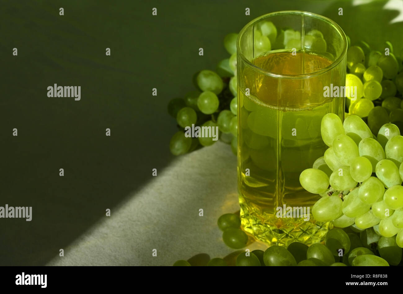 Pile delicious fresh grape bunches hi-res stock photography and images ...