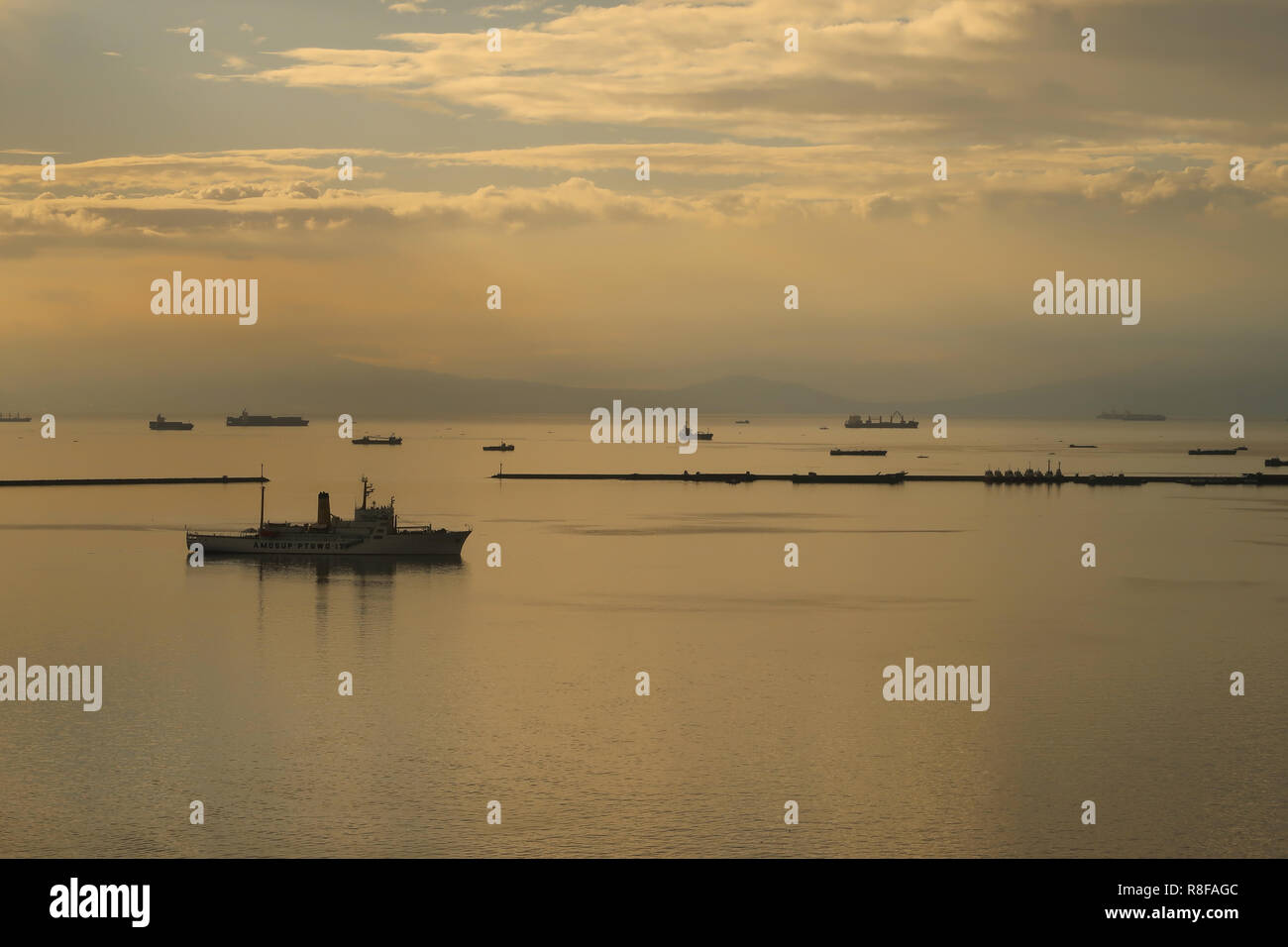 Boats in philippine harbour hi-res stock photography and images - Alamy