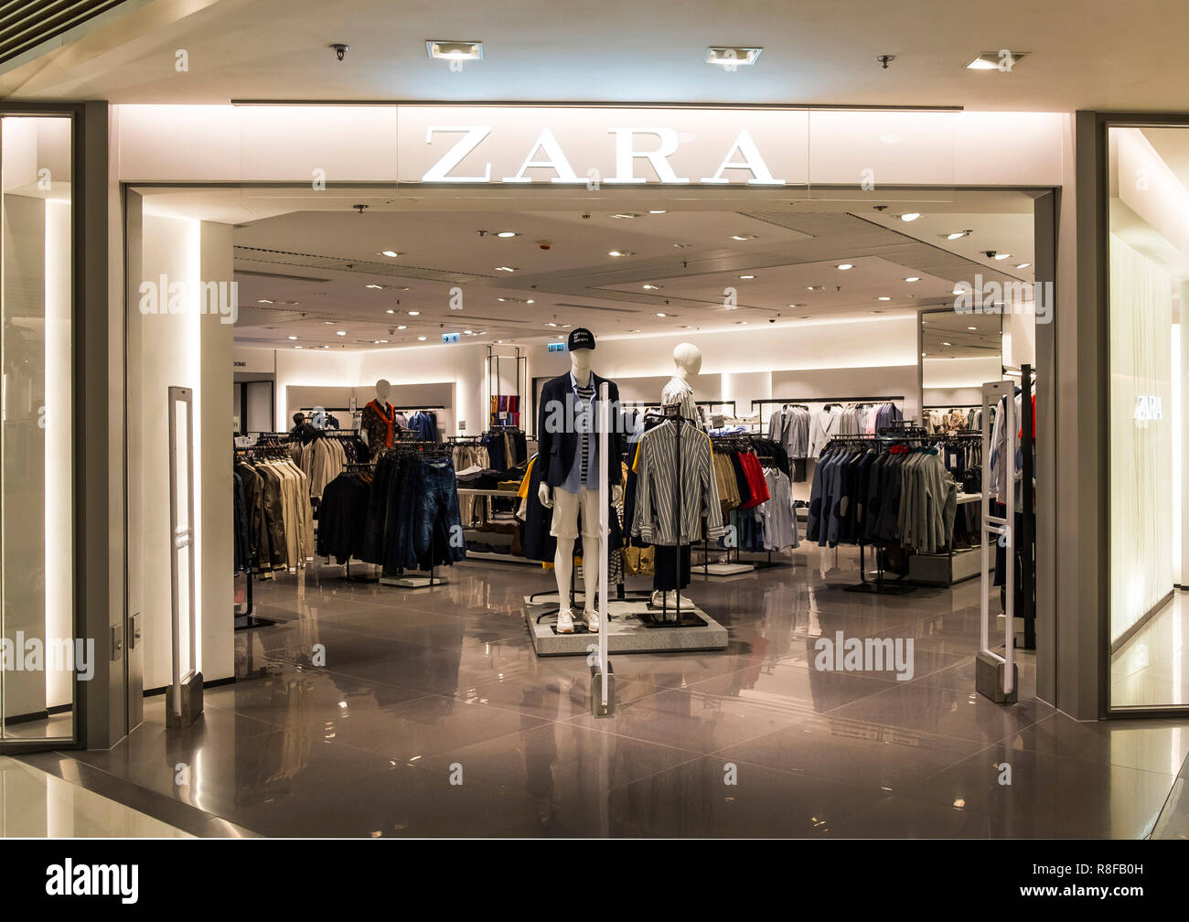 Zara store front hi-res stock photography and images - Alamy