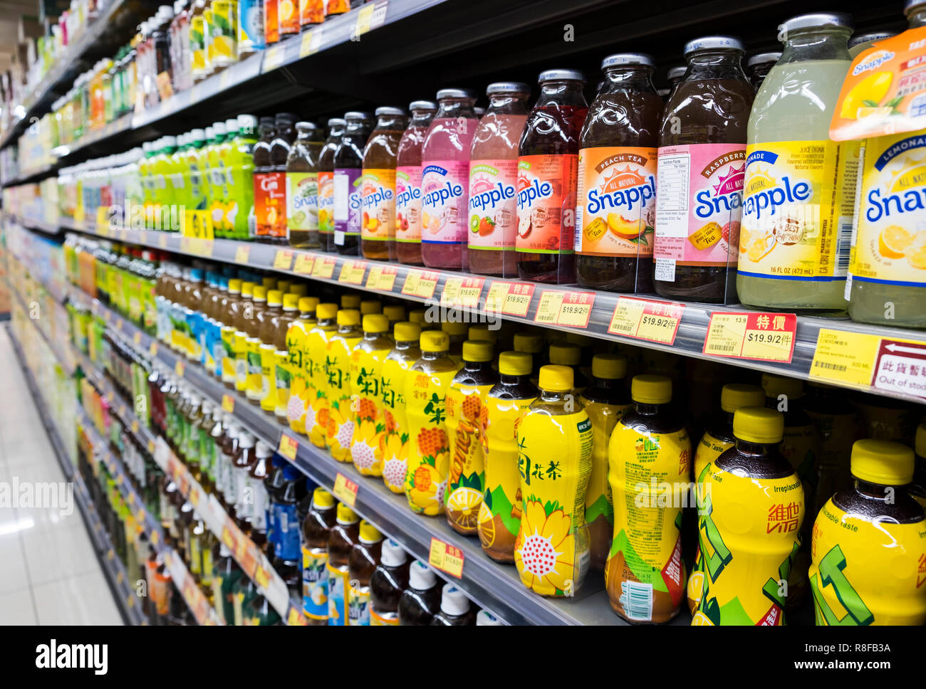 Soft drinks display hi-res stock photography and images - Alamy