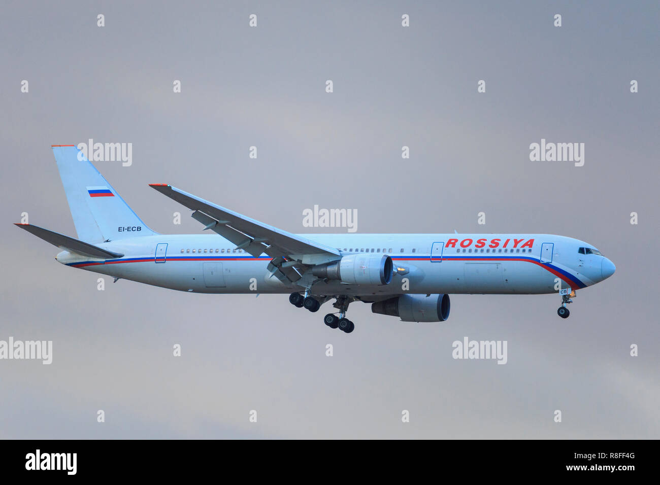 Boeing 767 landing hi-res stock photography and images - Alamy