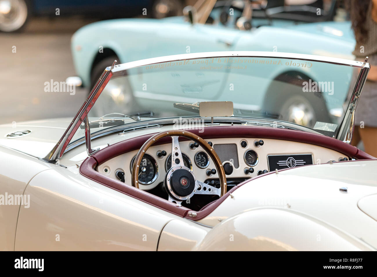 Mga dashboard hi-res stock photography and images - Alamy
