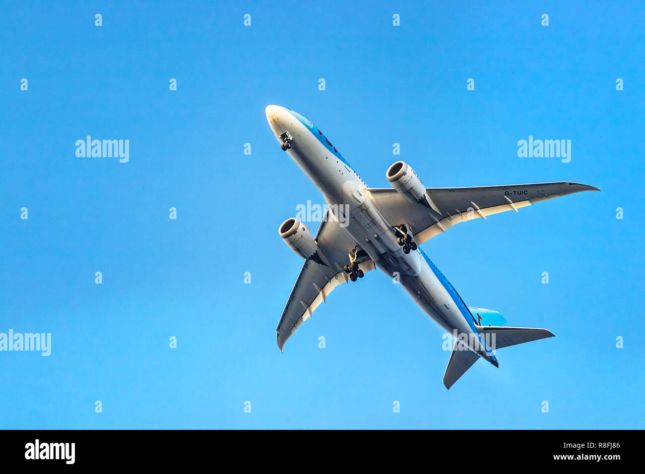 An aerial view boeing dreamliner hi-res stock photography and images ...